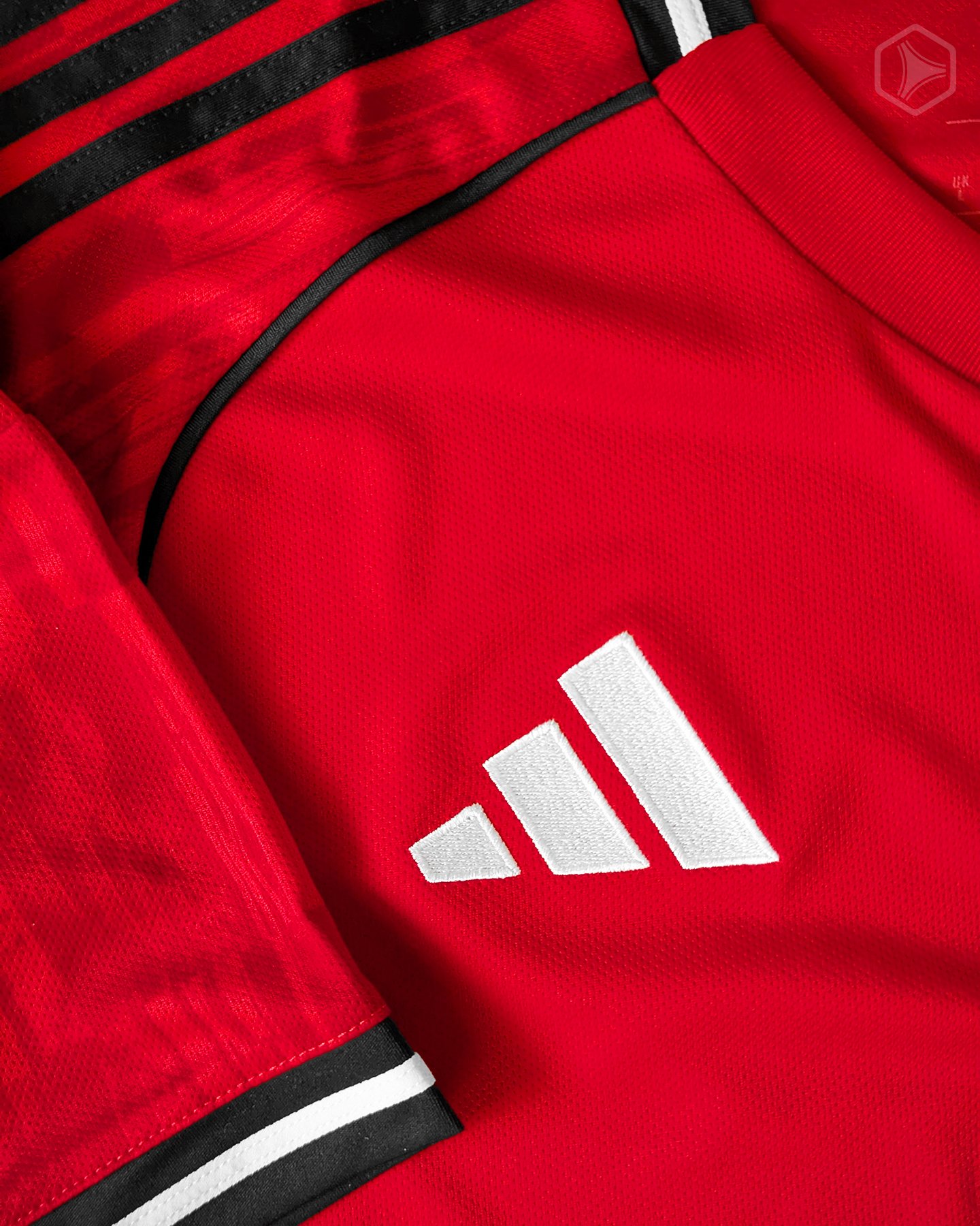 Review | Camiseta adidas del Manchester United 2025/26 - Marca de Gol